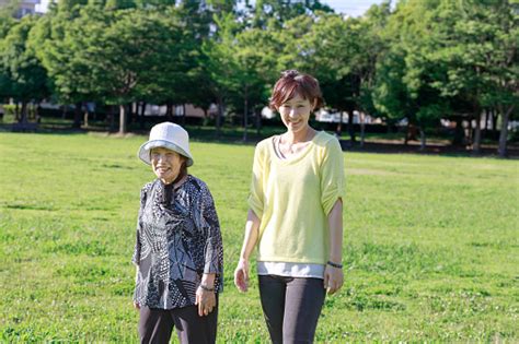 선배 여자 아버지와 딸 미소 푸른 하늘과 자연 행복한 분위기로 자연 속을 걷다 2명에 대한 스톡 사진 및 기타 이미지 2명
