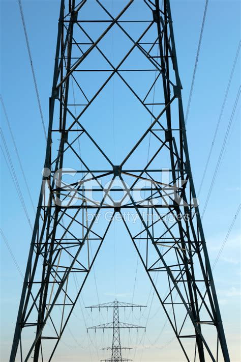 맑은 하늘에 대 한 전기 Pylons 스톡 사진 Freeimages