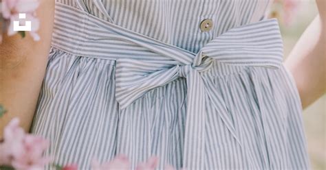 꽃다발을 들고 있는 줄무늬 드레스를 입은 여자 사진 Unsplash의 무료 드레스 이미지