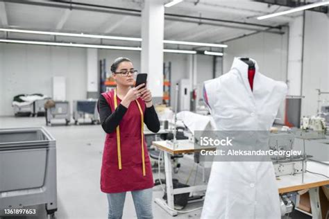 여성 디자이너 자랑 의 그녀의 새로운 드레스 작업 촬영 의 사진 촬영 에 직물 공장 측정에 대한 스톡 사진 및 기타 이미지 측정 Brand Name Smart