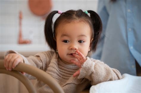 Jeune Fille Asiatique Dans La Cuisine à La Maison Photo Gratuite