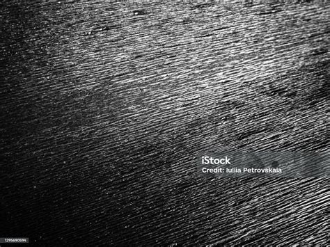 검정 색 또는 회색 골판지 용지 고르지 않은 표면 추상 흑백 배경 용지 시트의 물결 모양의 가장자리 조명 그라데이션 골판지 텍스처 0명에 대한 스톡 사진 및 기타 이미지