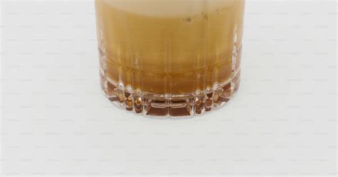 위에 오렌지 슬라이스가있는 액체 한 잔 사진 Unsplash의 알콜 음료 이미지