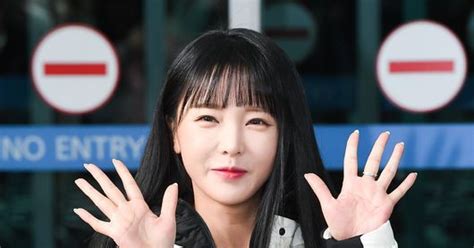 사진 홍진영애교 가득한 눈웃음 인사