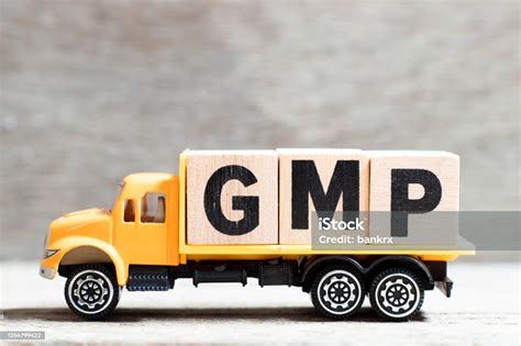 나무 배경에 단어 Gmp 에 트럭 보유 편지 블록 Food And Drug Administration에 대한 스톡 사진 및 기타