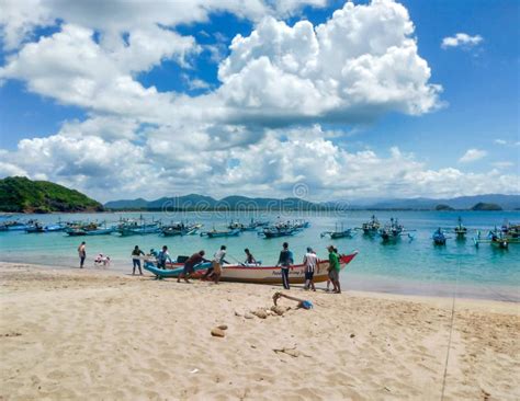 Jember Indonesia January 2023 The Fishermen Work Together To Lower