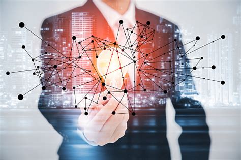 아이콘으로 전구를 들고 책상에서 일하는 사업가의 이중 노출 창의력과 혁신은 성공의 열쇠입니다 에너지와 힘을 가진 새로운 아이디어와 혁신의 개념 개념에 대한 스톡 사진 및