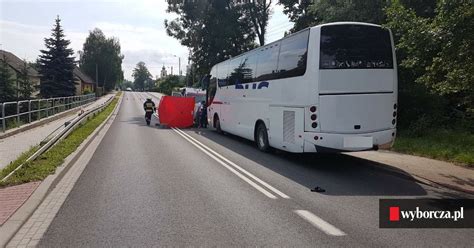 Wypadek na DK nr 52 w Bulowicach Pieszy zginął pod kołami autokaru