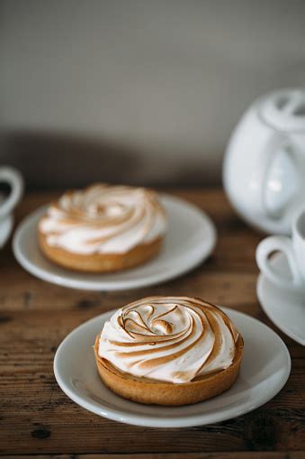 레몬 크림과 머 랭에 오래 된 소박한 나무 배경 Tartlet 배열 한다 0명에 대한 스톡 사진 및 기타 이미지 0명 과일