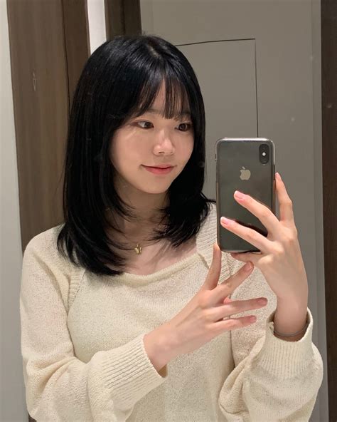 중단발 • 레이어드컷 • 반포미용실ㅣ준오헤어 반포원베일리점 이서 부드럽게 감기는 중단발 허그펌 얼굴형에 어울리는 레이어드로 볼륨까지 한번에🤍