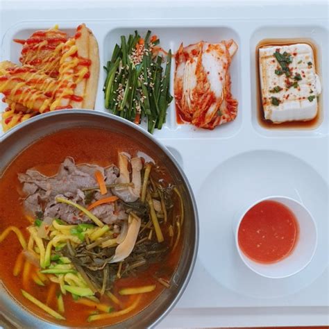 단체급식 메뉴모음얼큰소고기칼국수모듬튀김연두부부추무침배추겉절이생토마토주스만들기구내식당 5월 신메뉴 레시피급식일기