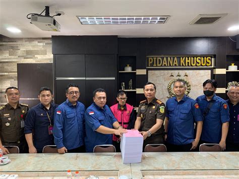 Jaksa Penyidik Serahkan RD Tersangka Dan Barang Bukti Kasus Korupsi