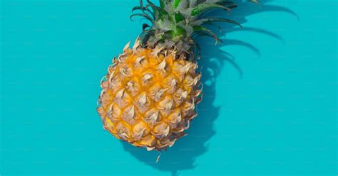 파인애플과 푸른 생생한 종이가 있는 창의적인 열대 레이아웃 추상 음식 예술 배경입니다 최소한의 여름 개념 플랫 레이 사진 Unsplash의 열대 과일 이미지