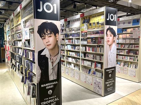 Hmvandbooks Shibuya On Twitter そして当店恒例の棚装飾！！ 今回もメンバーの皆さんがcd棚を支えます💪🏻 →
