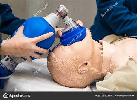 Hands Holding Ambu Bag Dummy Patient First Aid Training Cpr — Stock