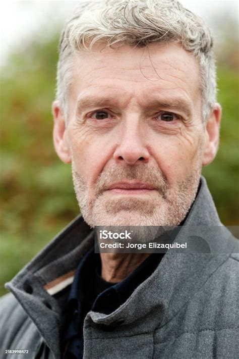 경험과 지혜를 보여주는 회색 머리와 수염을 가진 자신감 넘치는 노인의 초상화 50 59세에 대한 스톡 사진 및 기타 이미지 50 59세 55 59세 건강한 생활방식