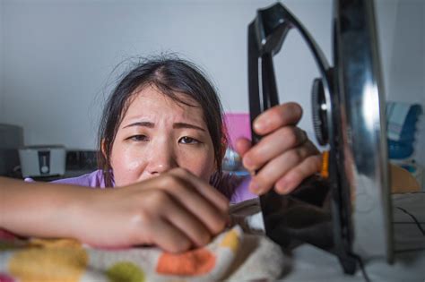 영 철 집에서 일 하는 주방 다림 질 옷 필사적이 고 압도 집에서 하 녀 서비스 가사 국내 스트레스와 좌절과 스트레스 아시아
