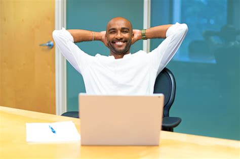 자신의 노트북과 사무실에서 행복한 젊은 아프리카 계 미국인 사업가 노트북에 대한 스톡 사진 및 기타 이미지 노트북 가냘픈 경영자 Istock