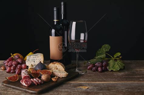 瓶子和酒杯红酒水果和木制桌高清图片下载 正版图片502796045 摄图网