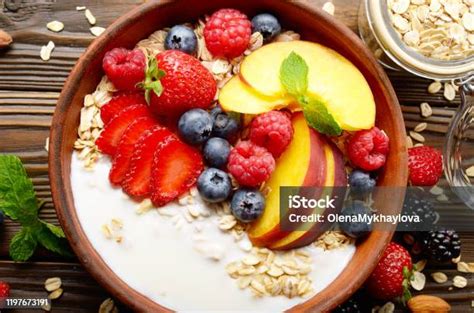 복숭아 딸기 아몬드와 요구르트와 점토 접시에 블랙 베리와 과일 건강한 뮤즐리의 플랫 레이 0명에 대한 스톡 사진 및 기타 이미지 0명 건강한 생활방식 건강한 식생활