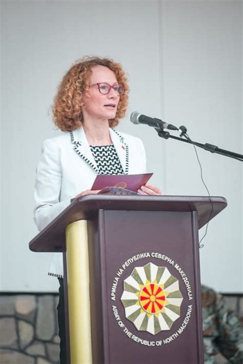 Шекеринска во касарната Илинден Честито нови униформи повисоки плати и нова опрема Влада на