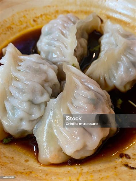 4개의 찐 모모스 흰 밀가루 닭고기와 혼합 야채로 채워진 물 반죽을 간장 디핑 소스를 곁들인 접시에 담은 클로즈업 이미지 전경에 초점 0명에 대한 스톡 사진 및 기타 이미지