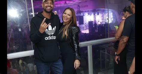 Viviane Araujo usou macacão colado ao corpo e look desenhou curvas da atriz Purepeople