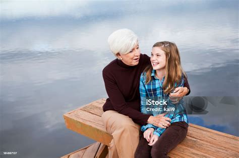 Preteen 소녀 조모 함께 손자 손녀에 대한 스톡 사진 및 기타 이미지 손자 손녀 할머니 럼버잭 셔츠 Istock