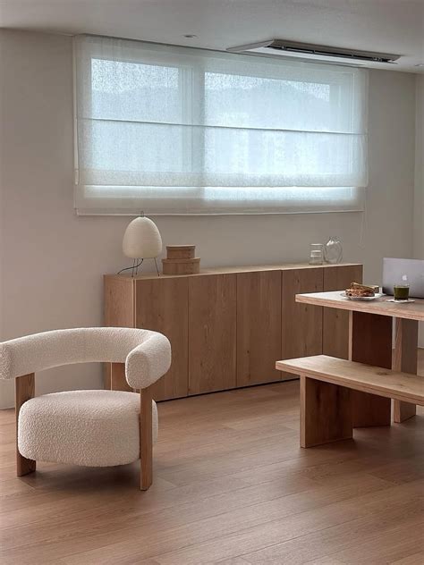 Movement Lab 무브먼트랩 차분한 색감과 간결한 선이 만들어내는 고요한 균형 따뜻한 원목과 내추럴한 패브릭 부드러운 조명 여백의 미를 담은 가구들이 조화를