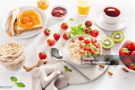 건강 한 아침 식사 오트밀 죽 딸기 견과류 토스트 잼 차 0명에 대한 스톡 사진 및 기타 이미지 0명 건강한 식생활 견과