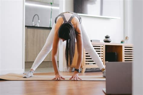Premium Photo Unrecognizable Young Woman In Sportswear Doing Groin