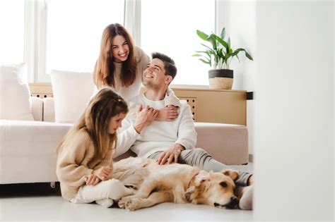 Familia Sonriente Madre Joven Padre E Hija Pequeña Relajándose Juntos