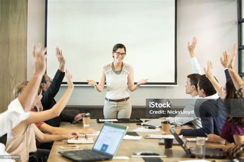 사업가 중역 회의실에 있는 사람들의 그룹에는 프레 젠 테이 션을 주는 손을 올림에 대한 스톡 사진 및 기타 이미지 손을 올림