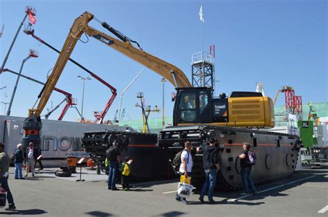 Caterpillar Presenta Lescavatore Anfibio Video Mmt News