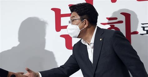 인사 나누는 권성동 국민의힘 원내대표