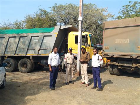 6 Dumpers Overloaded With Sand Seized रेत के ओवरलोड 6 डंपर जब्त