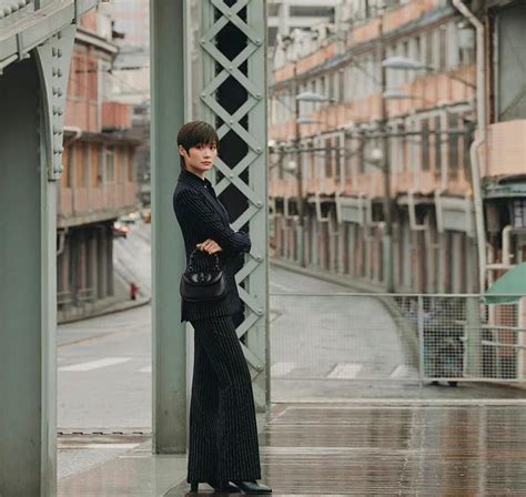 李宇春最新gucci户外大片来袭～身穿品牌束腰条纹西装出镜