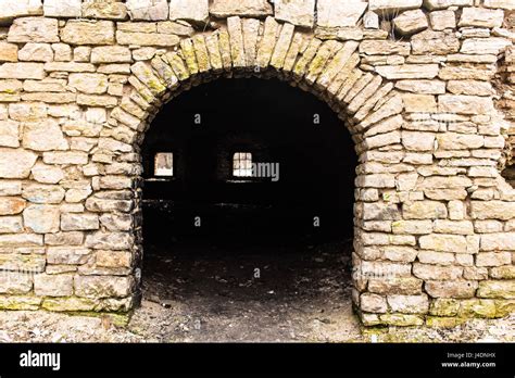 Ouverture Dans Le Mur Sous La Forme D Un Arc Menuiserie De Calcaire