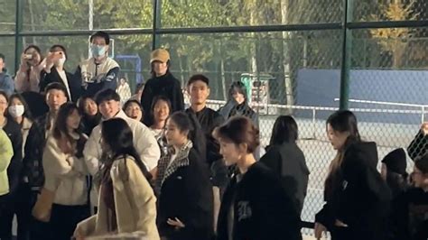 高校社团招新，女生们跳民俗舞蹈引围观七环视频澎湃新闻 The Paper