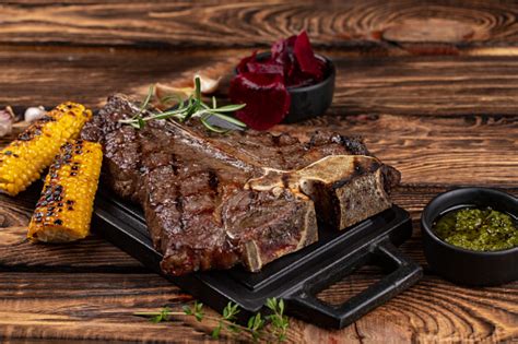 중간 희귀 그릴 스테이크 Ribeye 블랙 앵거스와 옥수수와 로즈마리 나무 배경에 봉사에 개체 그룹에 대한 스톡 사진 및 기타
