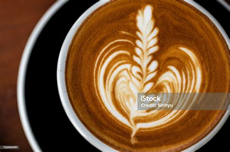 라 떼 커피의 배경입니다 가 게에서 커피 컵 라 떼 아트입니다 갈색에 대한 스톡 사진 및 기타 이미지 갈색 검은색 꼭대기 Istock