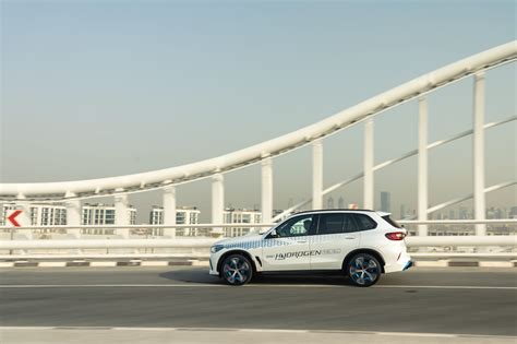 El BMW iX5 Hydrogen se somete a pruebas de manejo en el desierto CarManía