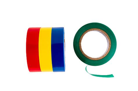 전류로부터 보호하기 위해 여러 가지 색상의 플라스틱 전기 테이프의 여러 둥근 롤이 행에 놓여 있습니다 흰색 배경에 격리 플랫