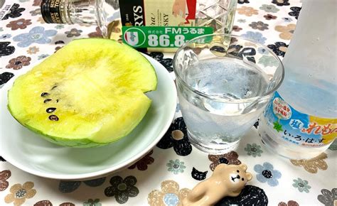 FMうるま ブランチミュージックを聴きながら 今朝ひびが入った小玉スイカだww 思っていたより 甘いぞ 夢をあきらめないで岡村孝子