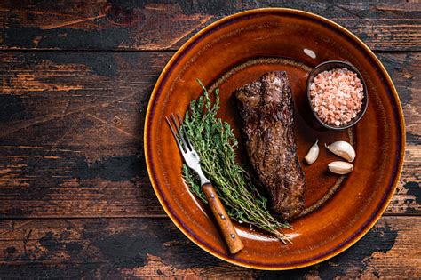 허브와 분홍색 소금을 곁들인 소박한 접시에 구운 마체테 스커트 소고기 스테이크 어두운 나무 배경 맨 위 보기입니다 복사 공간 부엌에 대한 스톡 사진 및 기타 이미지 Istock