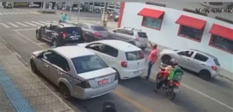 Motorista suspeito de atropelar dois homens após briga de trânsito é