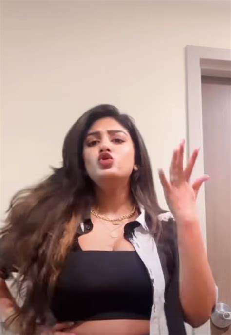 Suprita షర్ట్ బటన్ తీసేసి బ్రా లో హాట్ డ్యాన్స్ చేస్తూ రెచ్చగొడుతున్న