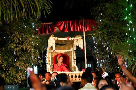 Vadodara India 20 July 2018 Bride Enters Traditional Hindu Wedding Venue At Night With Crowd