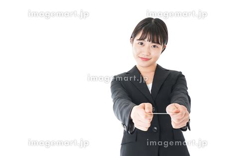 名刺交換をするスーツを着たビジネスウーマンの写真素材 [145007606] イメージマート