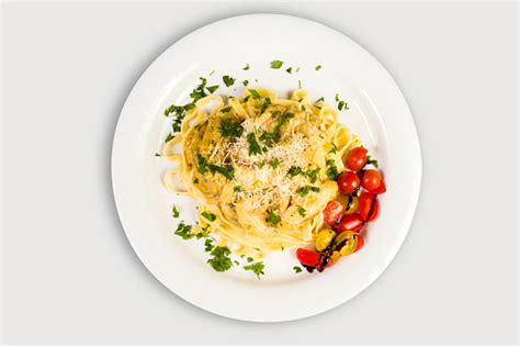 숲 버섯 파 슬 리와 체리 토마토 샐러드와 신선한 수 제 Tagliatelle 파스타 0명에 대한 스톡 사진 및 기타 이미지